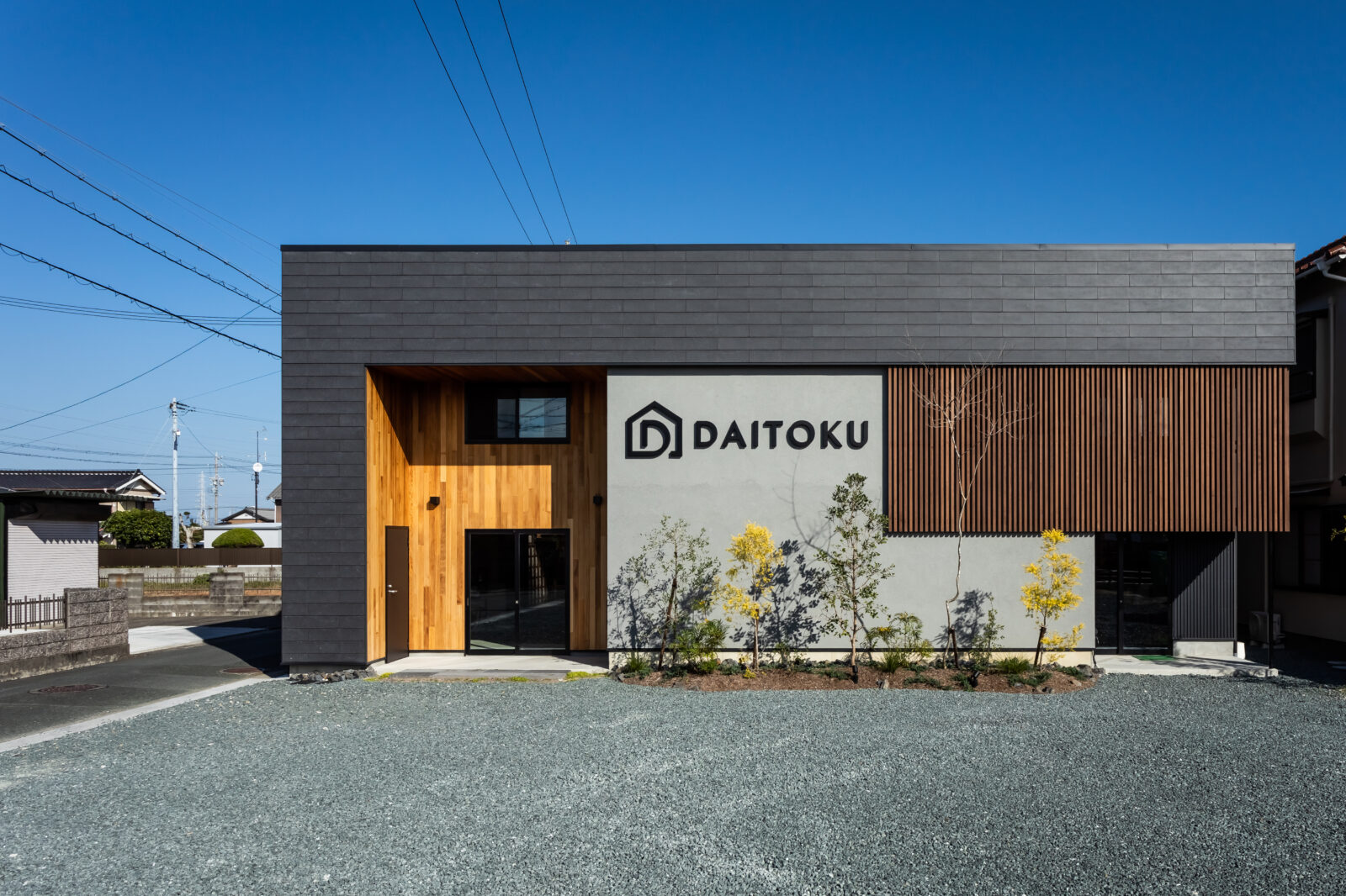 緑ガルバの外壁×木調ドア | 大得工務店（DAITOKU）｜浜松市・磐田市の新築注文住宅